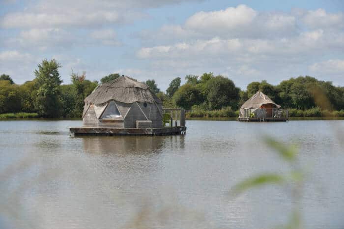 Die Hütten auf dem Wasser des Floating Village | Tourismus Vienne